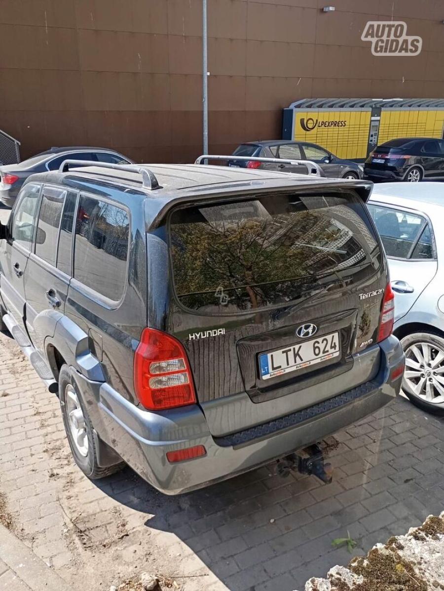 Black Hyundai Terracan 2006 in Vilnius, with an engine capacity of 2.90 L and mileage of 290 thousand km for 2350 €, photo 4 on AUTOMOTO.COM.LV