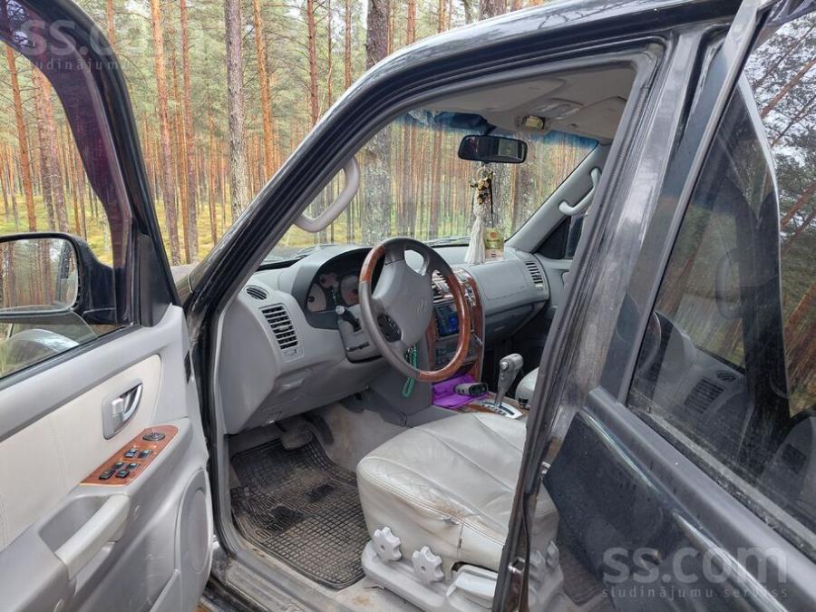 Black Hyundai Terracan 2006 in Riga, with an engine capacity of 2.90 L and mileage of 301 thousand km for 4200 €, photo 5 on AUTOMOTO.COM.LV