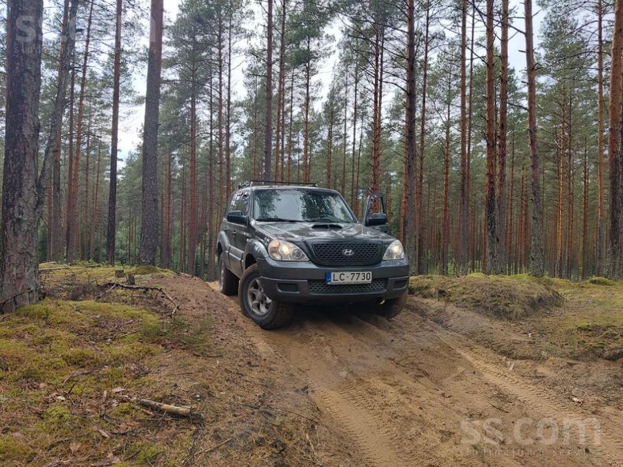 Black Hyundai Terracan 2006 in Riga, with an engine capacity of 2.90 L and mileage of 304 thousand km for 3800 €, photo 1 on AUTOMOTO.COM.LV