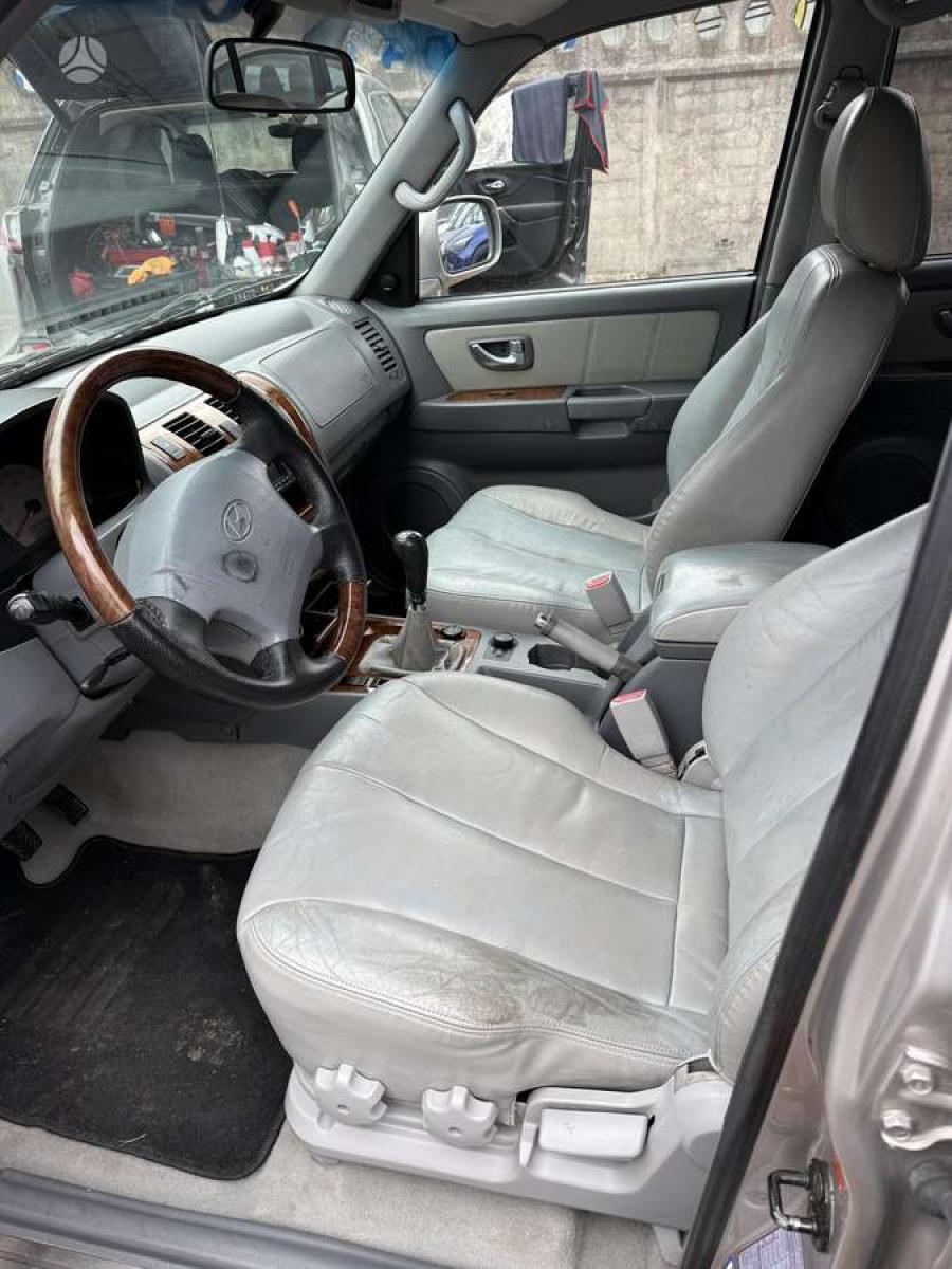 Grey Hyundai Terracan 2005 in Vilnius, with an engine capacity of 2.90 L and mileage of 302 thousand km for 4200 €, photo 9 on AUTOMOTO.COM.LV