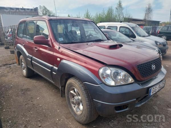 Red Hyundai Terracan 2006 in Ludza, with an engine capacity of 2.90 L and mileage of 260 thousand km for 1950 €, photo 1 on AUTOMOTO.COM.LV
