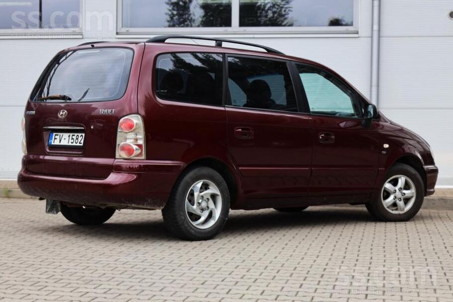 Red Hyundai Trajet 2006 in Riga, with an engine capacity of 2.00 L and mileage of 280 thousand km for 1495 €, photo 5 on AUTOMOTO.COM.LV