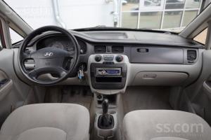 Red Hyundai Trajet 2006 in Riga, with an engine capacity of 2.00 L and mileage of 280 thousand km for 1495 €, photo 6 on AUTOMOTO.COM.LV