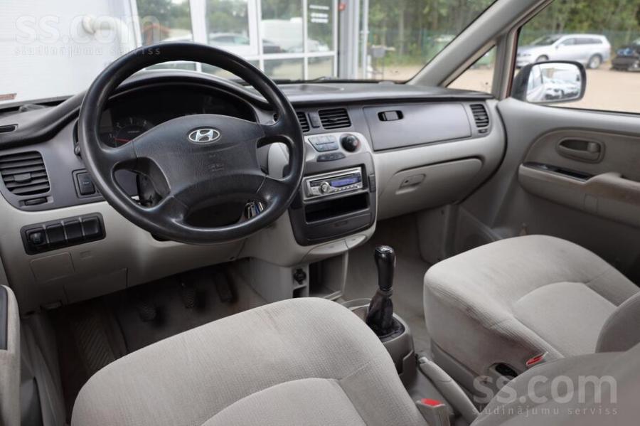 Red Hyundai Trajet 2006 in Riga, with an engine capacity of 2.00 L and mileage of 280 thousand km for 1495 €, photo 7 on AUTOMOTO.COM.LV