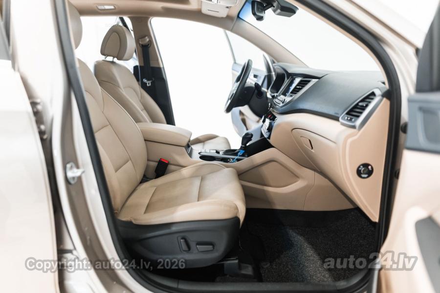 Beige Hyundai Tucson 2016 in Tallinn, with an engine capacity of 1.60 L and mileage of 102 thousand km for 12990 €, photo 18 on AUTOMOTO.COM.LV