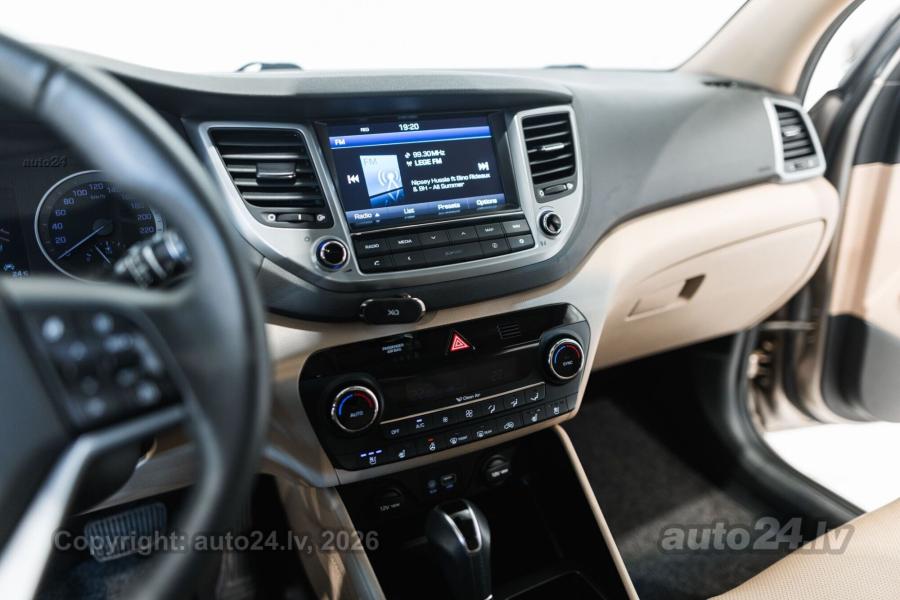 Beige Hyundai Tucson 2016 in Tallinn, with an engine capacity of 1.60 L and mileage of 102 thousand km for 12990 €, photo 24 on AUTOMOTO.COM.LV