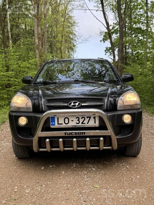 Black Hyundai Tucson 2005 in Liepaja, with an engine capacity of 2.00 L and mileage of 223 thousand km for 2290 €, photo 1 on AUTOMOTO.COM.LV