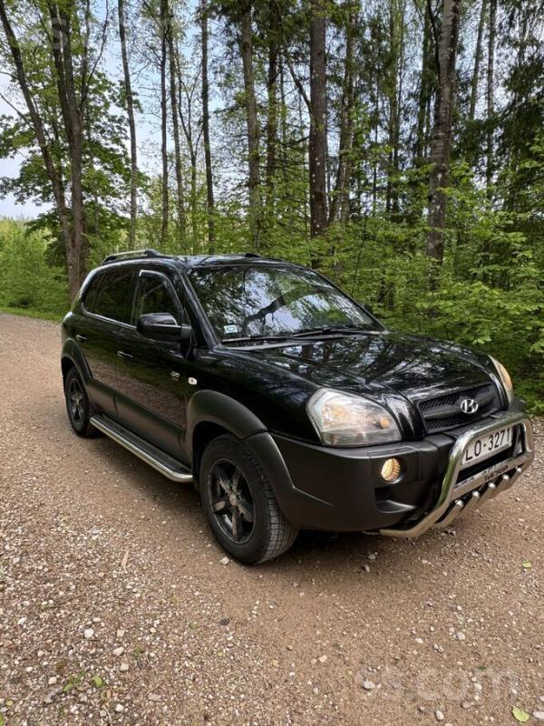 Black Hyundai Tucson 2005 in Liepaja, with an engine capacity of 2.00 L and mileage of 223 thousand km for 2290 €, photo 2 on AUTOMOTO.COM.LV
