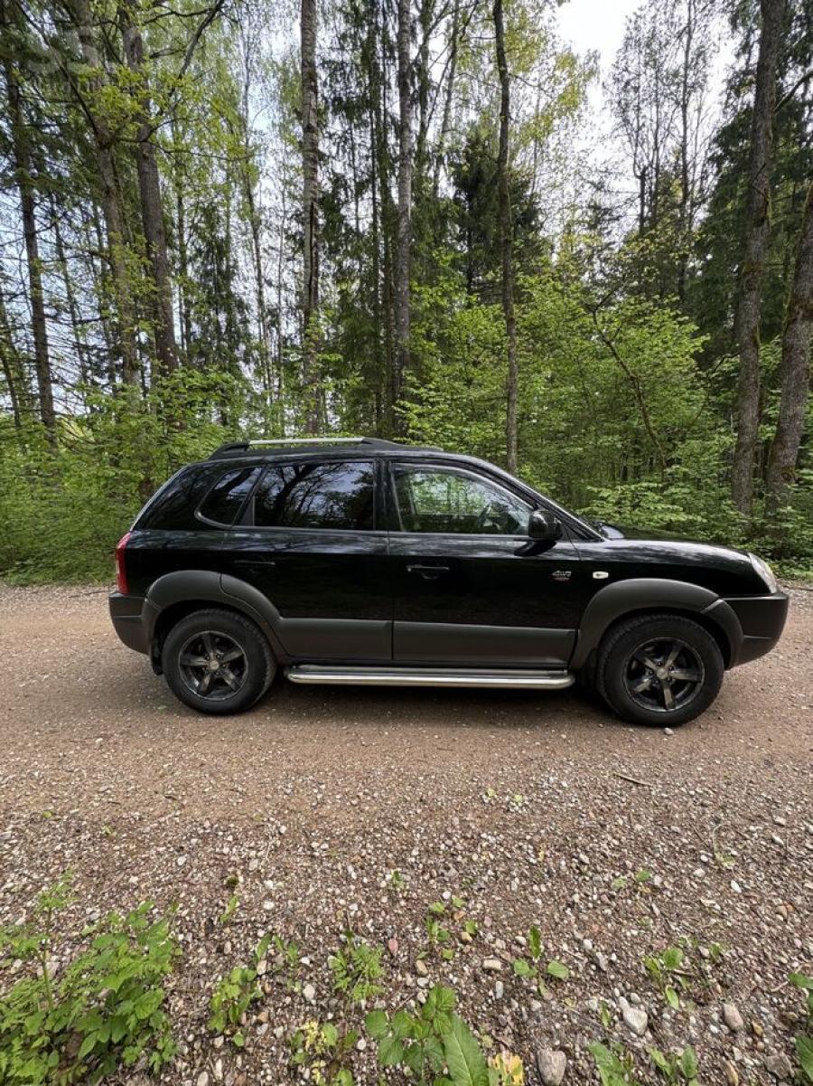 Black Hyundai Tucson 2005 in Liepaja, with an engine capacity of 2.00 L and mileage of 223 thousand km for 2290 €, photo 3 on AUTOMOTO.COM.LV