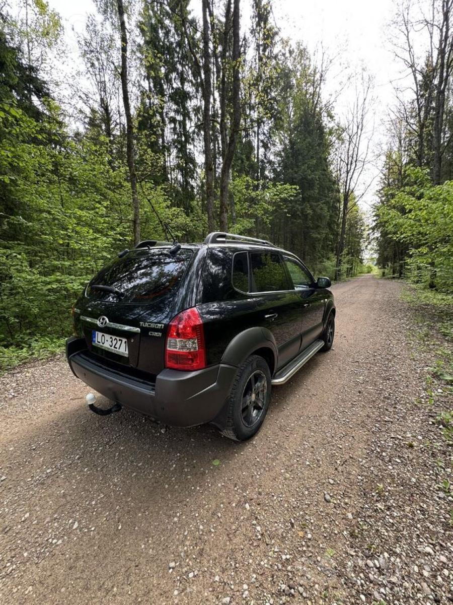 Black Hyundai Tucson 2005 in Liepaja, with an engine capacity of 2.00 L and mileage of 223 thousand km for 2290 €, photo 4 on AUTOMOTO.COM.LV