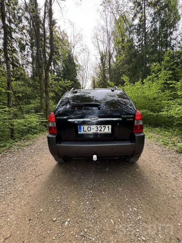 Black Hyundai Tucson 2005 in Liepaja, with an engine capacity of 2.00 L and mileage of 223 thousand km for 2290 €, photo 5 on AUTOMOTO.COM.LV