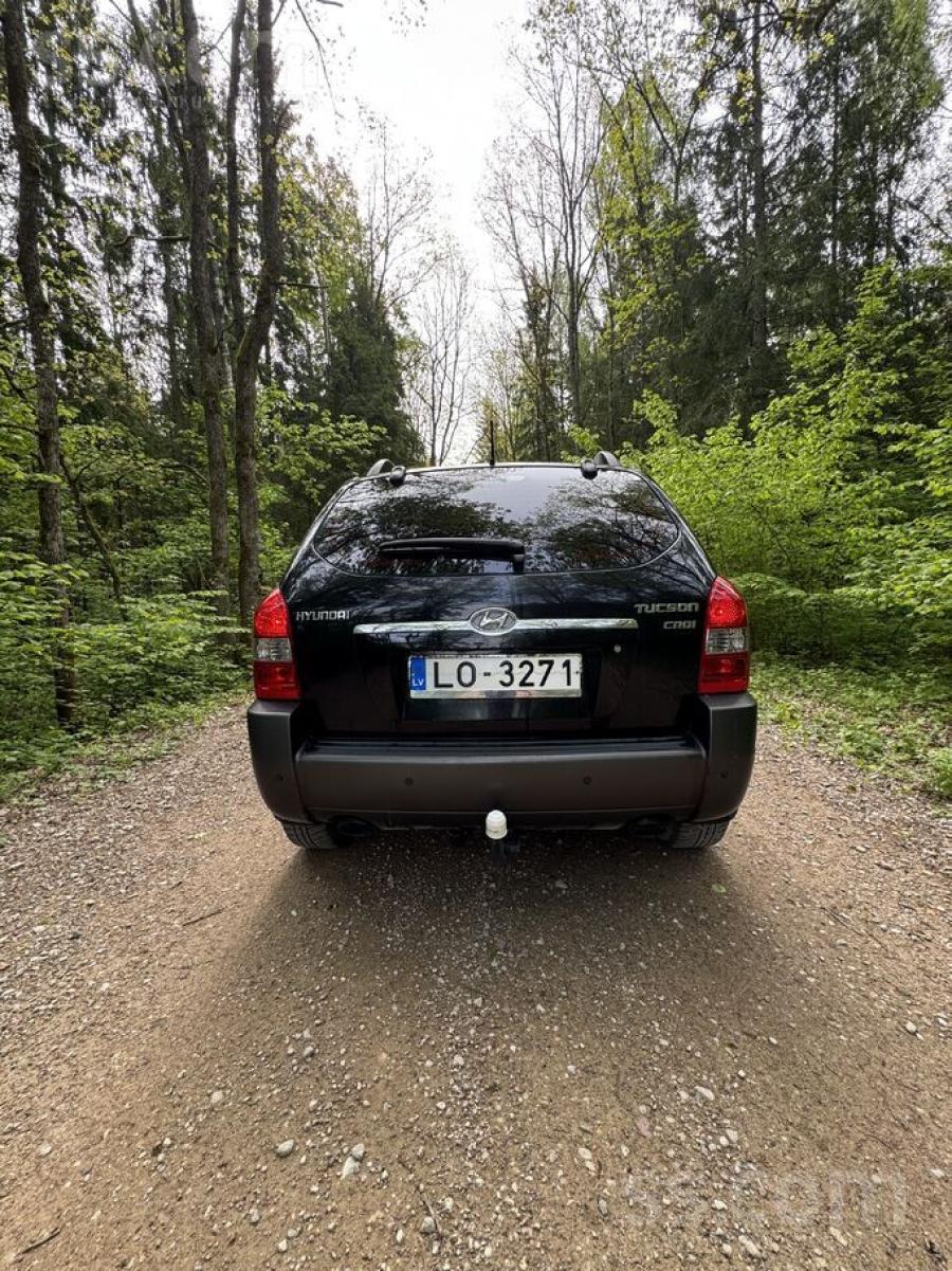 Black Hyundai Tucson 2005 in Liepaja, with an engine capacity of 2.00 L and mileage of 223 thousand km for 2290 €, photo 5 on AUTOMOTO.COM.LV