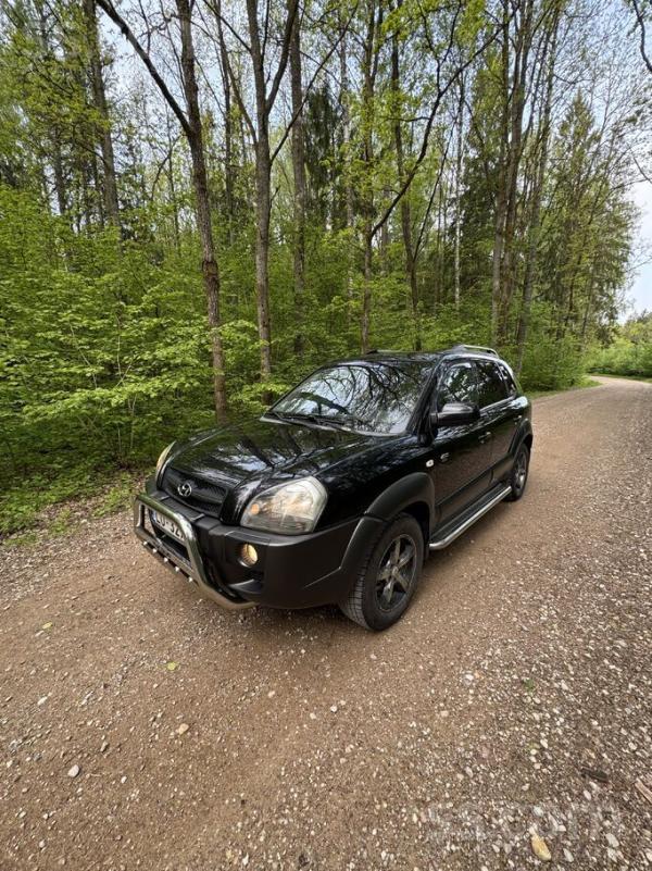 Black Hyundai Tucson 2005 in Liepaja, with an engine capacity of 2.00 L and mileage of 223 thousand km for 2290 €, photo 6 on AUTOMOTO.COM.LV
