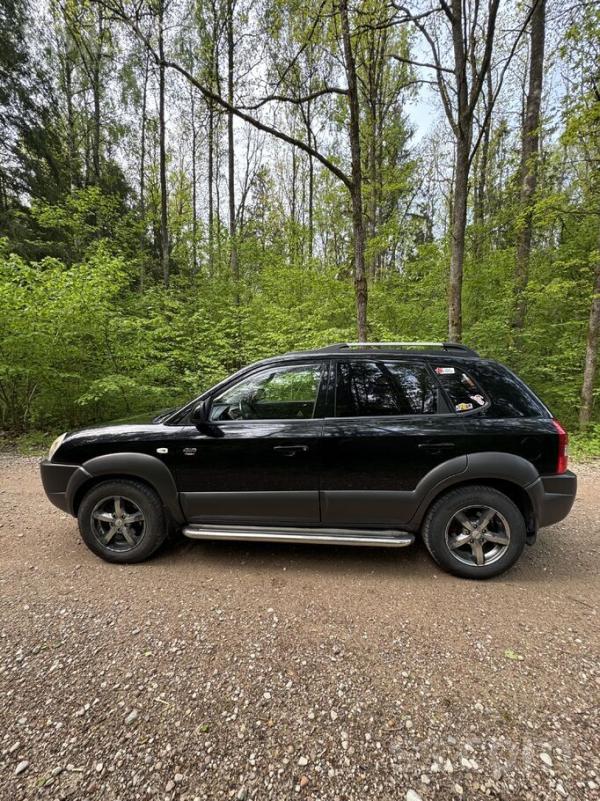 Black Hyundai Tucson 2005 in Liepaja, with an engine capacity of 2.00 L and mileage of 223 thousand km for 2290 €, photo 7 on AUTOMOTO.COM.LV