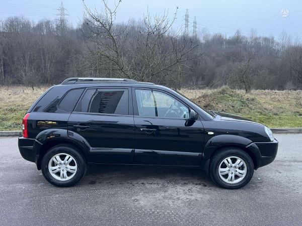 Black Hyundai Tucson 2005 in Vilnius, with an engine capacity of 1.99 L and mileage of 260 thousand km for 3450 €, photo 4 on AUTOMOTO.COM.LV