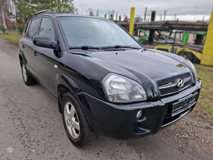 Black Hyundai Tucson 2005 in Marijampole, with an engine capacity of 2.00 L and mileage of 238 thousand km for 2999 €, photo 1 on AUTOMOTO.COM.LV
