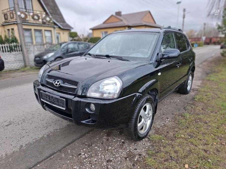 Black Hyundai Tucson 2005 in Marijampole, with an engine capacity of 2.00 L and mileage of 238 thousand km for 2999 €, photo 2 on AUTOMOTO.COM.LV