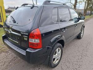 Black Hyundai Tucson 2005 in Marijampole, with an engine capacity of 2.00 L and mileage of 238 thousand km for 2999 €, photo 3 on AUTOMOTO.COM.LV