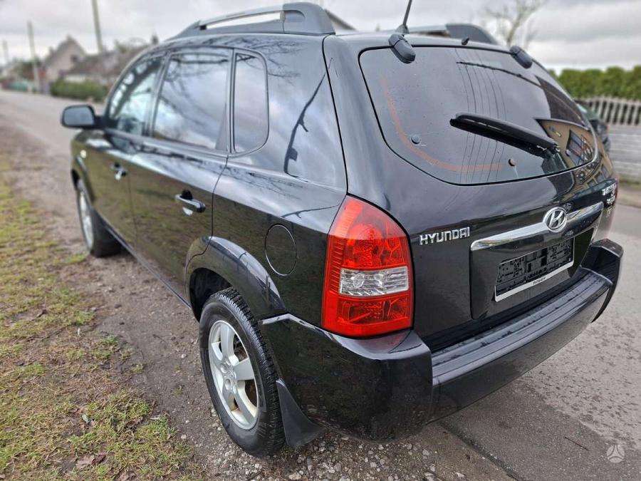 Black Hyundai Tucson 2005 in Marijampole, with an engine capacity of 2.00 L and mileage of 238 thousand km for 2999 €, photo 4 on AUTOMOTO.COM.LV