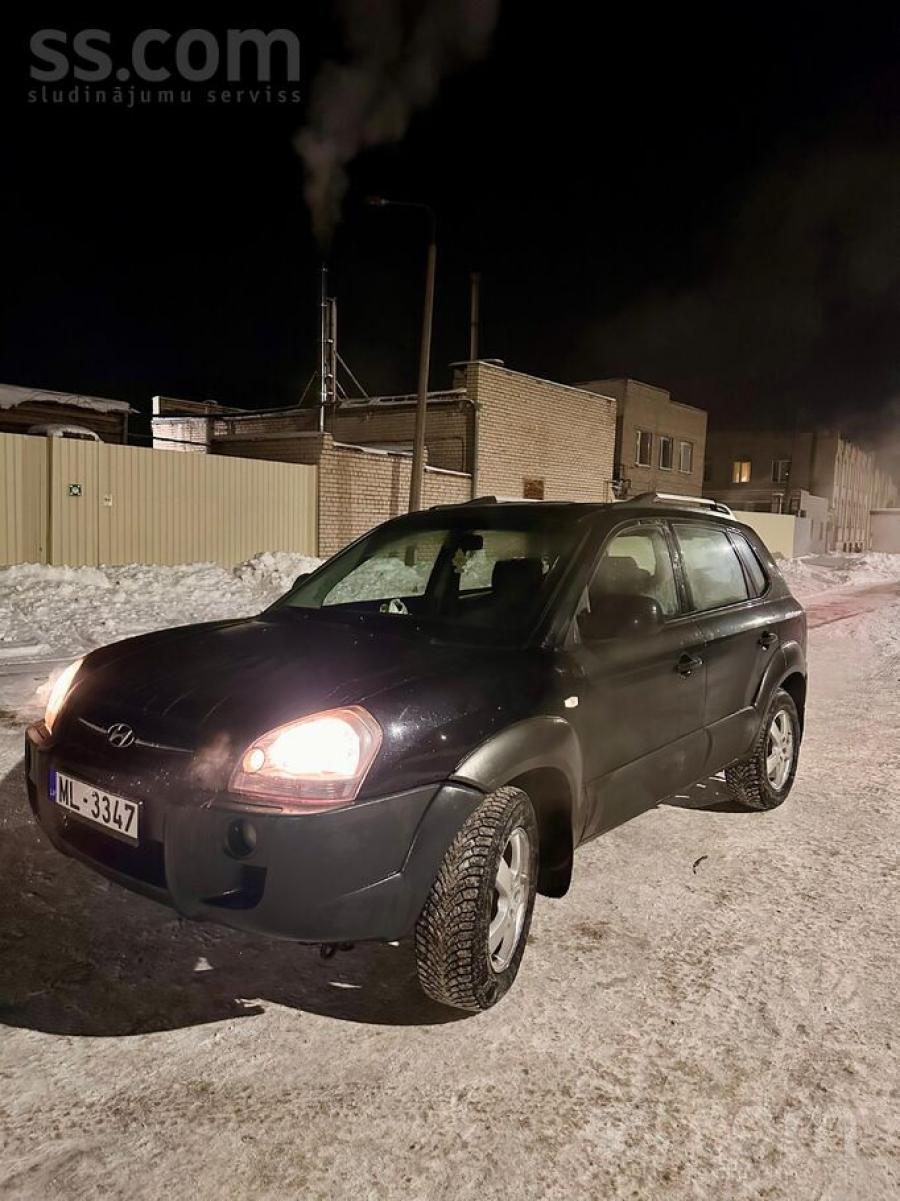 Black Hyundai Tucson 2005 in Daugavpils, with an engine capacity of 2.00 L and mileage of 307 thousand km for 1750 €, photo 1 on AUTOMOTO.COM.LV