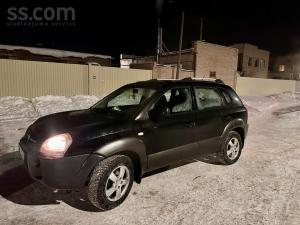 Black Hyundai Tucson 2005 in Daugavpils, with an engine capacity of 2.00 L and mileage of 307 thousand km for 1750 €, photo 2 on AUTOMOTO.COM.LV