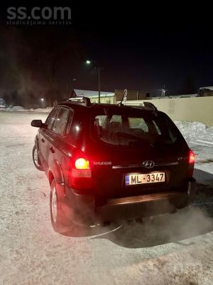Black Hyundai Tucson 2005 in Daugavpils, with an engine capacity of 2.00 L and mileage of 307 thousand km for 1750 €, photo 4 on AUTOMOTO.COM.LV