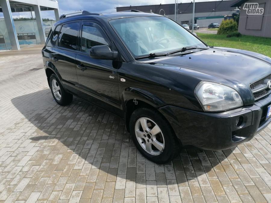 Black Hyundai Tucson 2005 in Utena, with an engine capacity of 2.00 L and mileage of 352 thousand km for 1500 €, photo 4 on AUTOMOTO.COM.LV