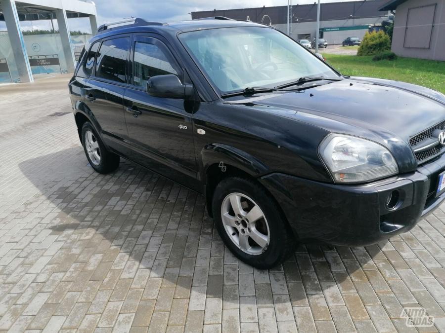 Black Hyundai Tucson 2005 in Utena, with an engine capacity of 2.00 L and mileage of 352 thousand km for 1500 €, photo 5 on AUTOMOTO.COM.LV