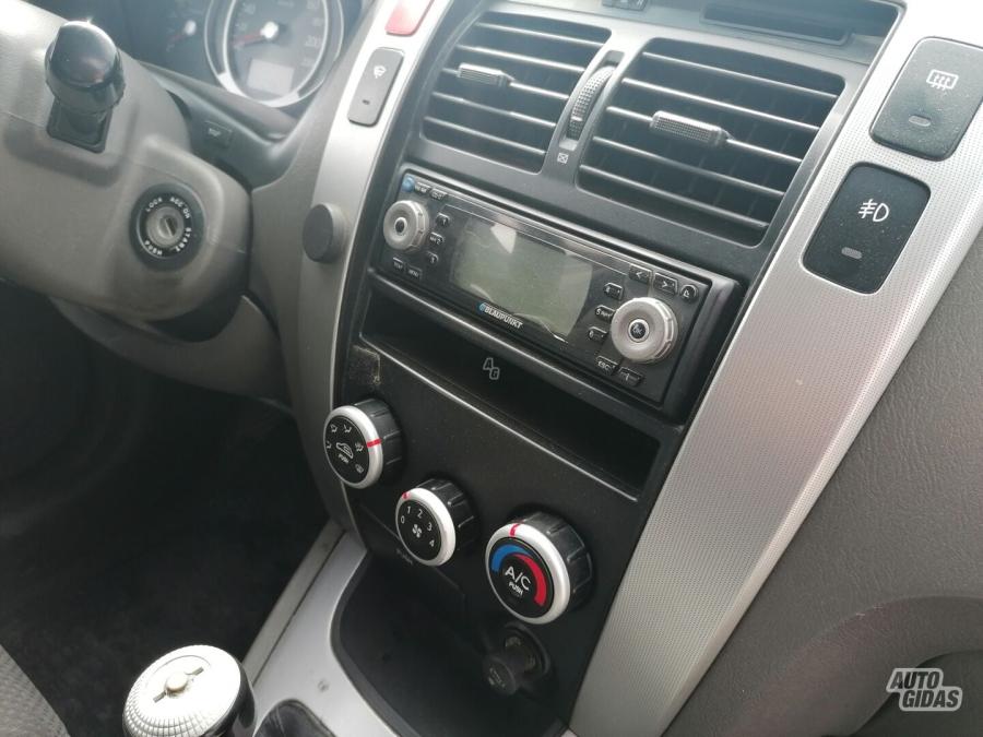 Black Hyundai Tucson 2005 in Utena, with an engine capacity of 2.00 L and mileage of 352 thousand km for 1500 €, photo 17 on AUTOMOTO.COM.LV