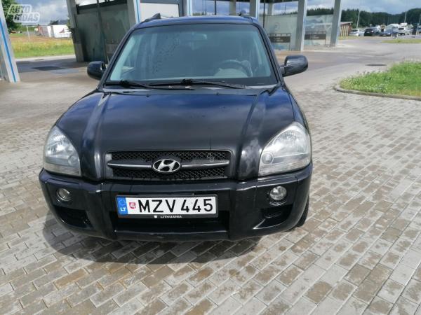 Black Hyundai Tucson 2005 in Moletai, with an engine capacity of 2.00 L and mileage of 352 thousand km for 1500 €, photo 2 on AUTOMOTO.COM.LV