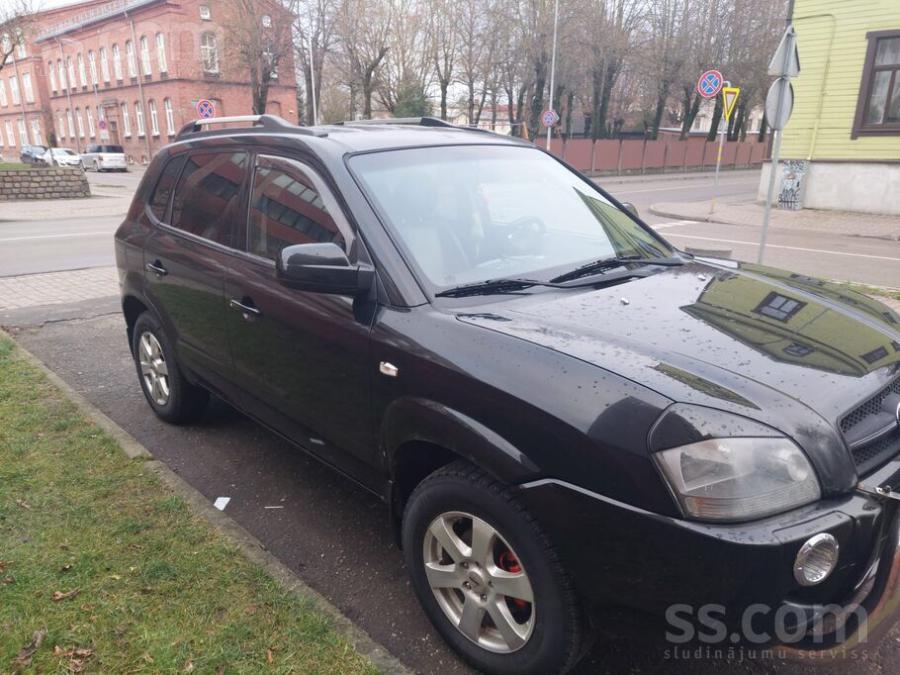 Melns Hyundai Tucson 2006 Liepāja, ar dzinēja tilpumu 2.00 L un nobraukumu 300 tūkst. km par 2100 €, foto 2 vietnē AUTOMOTO.COM.LV