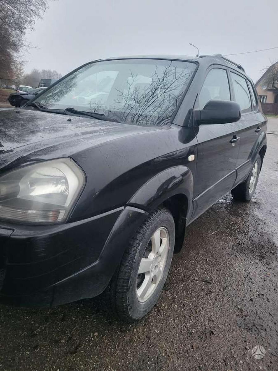 Black Hyundai Tucson 2006 in Siauliai, with an engine capacity of 1.99 L and mileage of 269 thousand km for 2299 €, photo 2 on AUTOMOTO.COM.LV