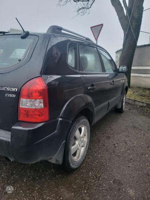 Black Hyundai Tucson 2006 in Siauliai, with an engine capacity of 1.99 L and mileage of 269 thousand km for 2299 €, photo 4 on AUTOMOTO.COM.LV