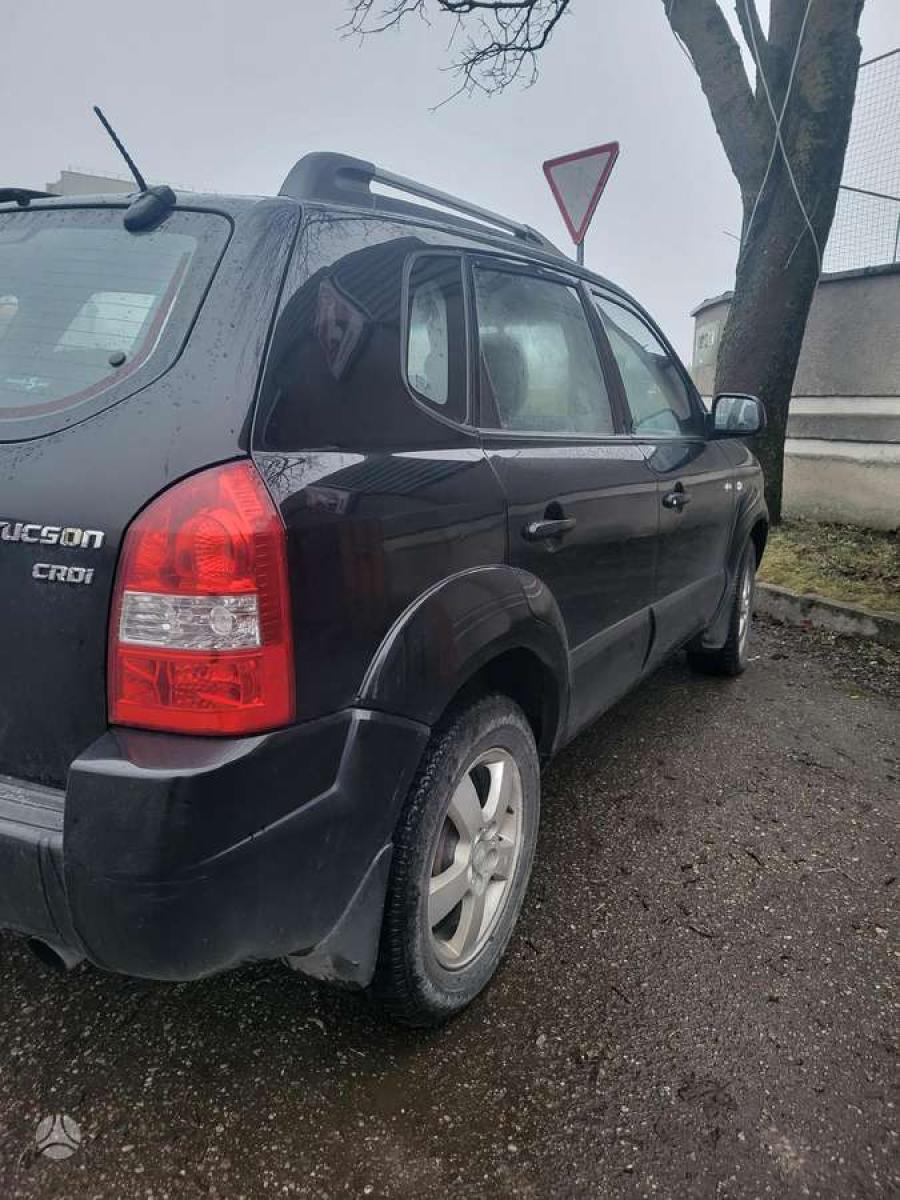 Black Hyundai Tucson 2006 in Siauliai, with an engine capacity of 1.99 L and mileage of 269 thousand km for 2299 €, photo 4 on AUTOMOTO.COM.LV