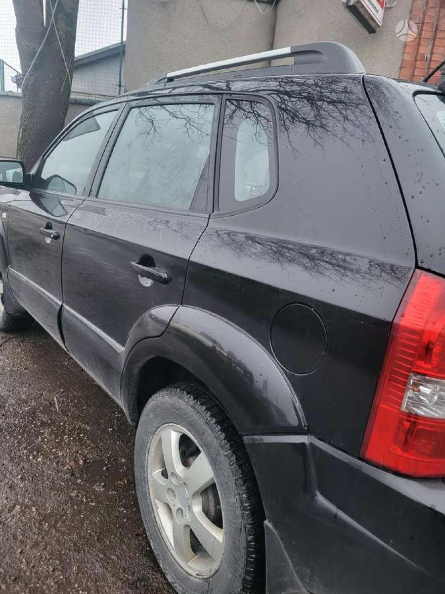 Black Hyundai Tucson 2006 in Siauliai, with an engine capacity of 1.99 L and mileage of 269 thousand km for 2299 €, photo 5 on AUTOMOTO.COM.LV