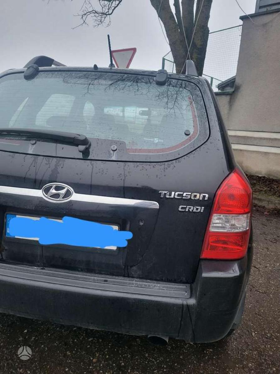 Black Hyundai Tucson 2006 in Siauliai, with an engine capacity of 1.99 L and mileage of 269 thousand km for 2299 €, photo 6 on AUTOMOTO.COM.LV