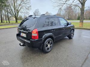 Black Hyundai Tucson 2006 in Radviliskis, with an engine capacity of 2.00 L and mileage of 332 thousand km for 1995 €, photo 3 on AUTOMOTO.COM.LV