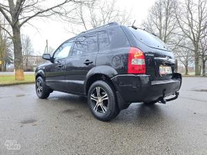 Black Hyundai Tucson 2006 in Radviliskis, with an engine capacity of 2.00 L and mileage of 332 thousand km for 1995 €, photo 8 on AUTOMOTO.COM.LV