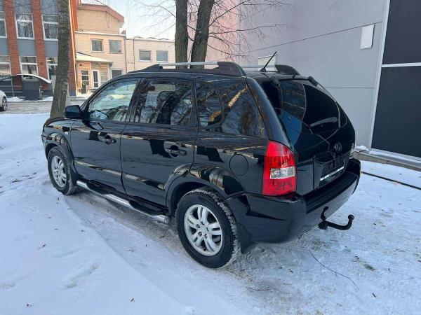 Black Hyundai Tucson 2006 in Marijampole, with an engine capacity of 1.99 L and mileage of 308 thousand km for 3400 €, photo 4 on AUTOMOTO.COM.LV
