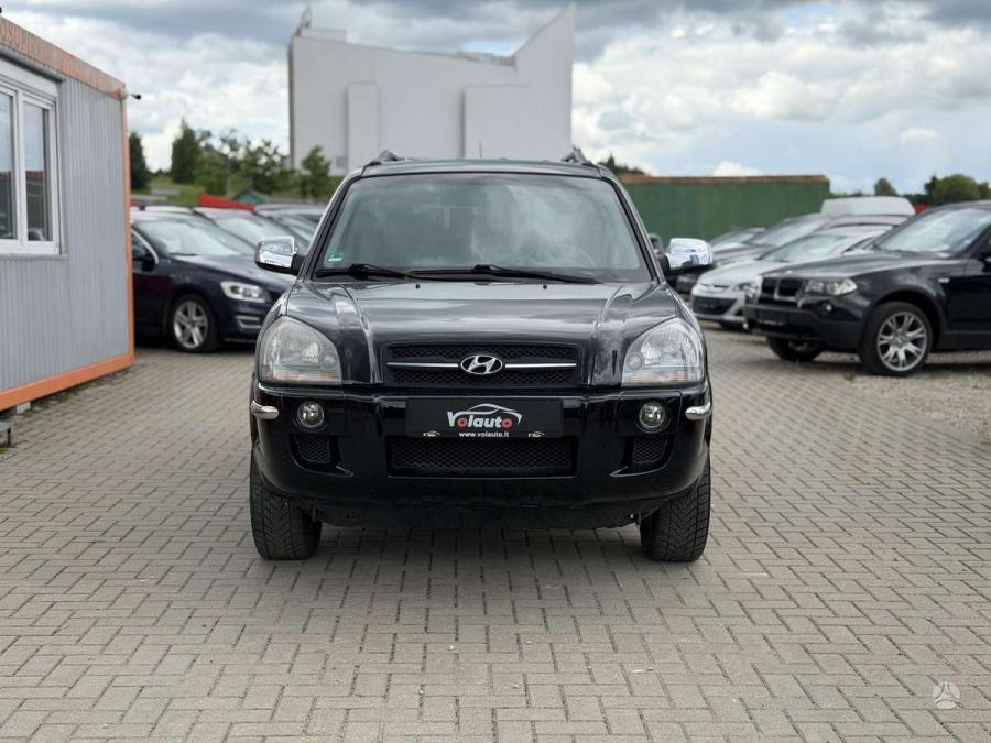 Black Hyundai Tucson 2006 in Vilnius, with an engine capacity of 1.99 L and mileage of 223 thousand km for 4150 €, photo 3 on AUTOMOTO.COM.LV