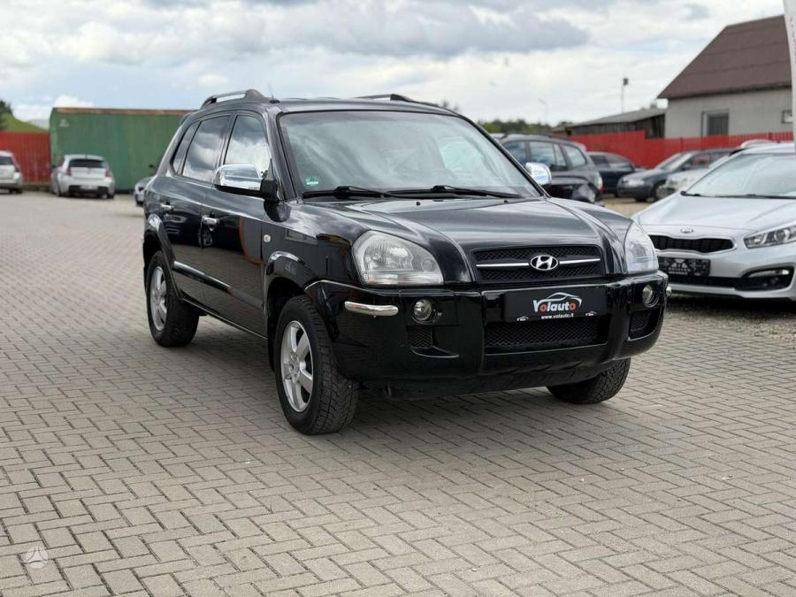 Black Hyundai Tucson 2006 in Vilnius, with an engine capacity of 1.99 L and mileage of 223 thousand km for 4150 €, photo 4 on AUTOMOTO.COM.LV