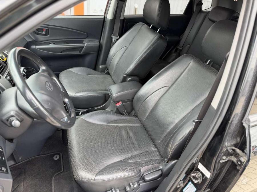 Black Hyundai Tucson 2006 in Vilnius, with an engine capacity of 1.99 L and mileage of 223 thousand km for 4150 €, photo 13 on AUTOMOTO.COM.LV