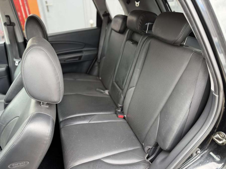 Black Hyundai Tucson 2006 in Vilnius, with an engine capacity of 1.99 L and mileage of 223 thousand km for 4150 €, photo 15 on AUTOMOTO.COM.LV