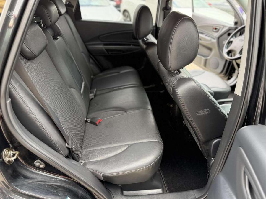 Black Hyundai Tucson 2006 in Vilnius, with an engine capacity of 1.99 L and mileage of 223 thousand km for 4150 €, photo 16 on AUTOMOTO.COM.LV