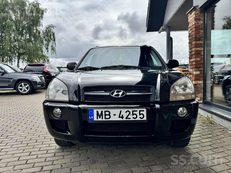 Black Hyundai Tucson 2006 in Talsi, with an engine capacity of 2.00 L and mileage of 246 thousand km for 2500 €, photo 3 on AUTOMOTO.COM.LV
