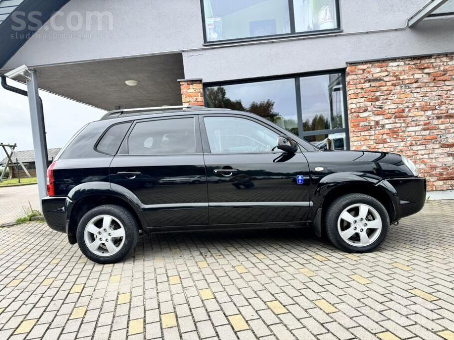 Black Hyundai Tucson 2006 in Talsi, with an engine capacity of 2.00 L and mileage of 246 thousand km for 2500 €, photo 4 on AUTOMOTO.COM.LV