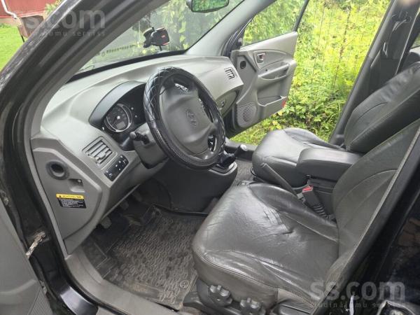 Black Hyundai Tucson 2006 in Rezekne, with an engine capacity of 2.00 L and mileage of 316 thousand km for 2190 €, photo 8 on AUTOMOTO.COM.LV