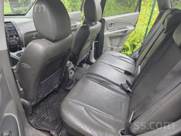 Black Hyundai Tucson 2006 in Rezekne, with an engine capacity of 2.00 L and mileage of 316 thousand km for 2190 €, photo 9 on AUTOMOTO.COM.LV