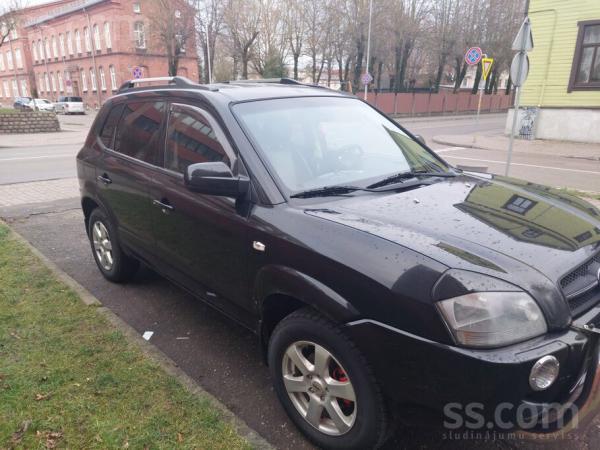 Black Hyundai Tucson 2006 in Liepaja, with an engine capacity of 2.00 L and mileage of 300 thousand km for 1550 €, photo 2 on AUTOMOTO.COM.LV
