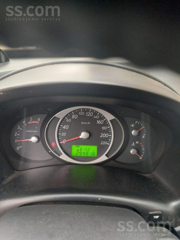 Black Hyundai Tucson 2006 in Liepaja, with an engine capacity of 2.00 L and mileage of 300 thousand km for 1550 €, photo 5 on AUTOMOTO.COM.LV